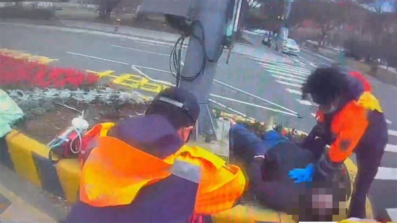 快訊／修警監視系統高處墜落！外包工人「頭撞安全島」滿臉血 OHCA送醫 | 社會 | 三立新聞網 SETN.COM