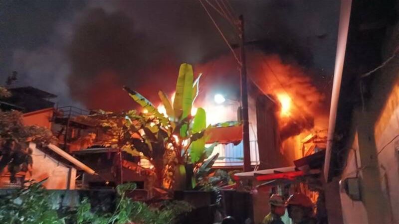 快訊／屏東民宅遭惡火吞噬！現場火舌狂竄畫面曝 57歲男緊急送醫 | 社會 | 三立新聞網 SETN.COM