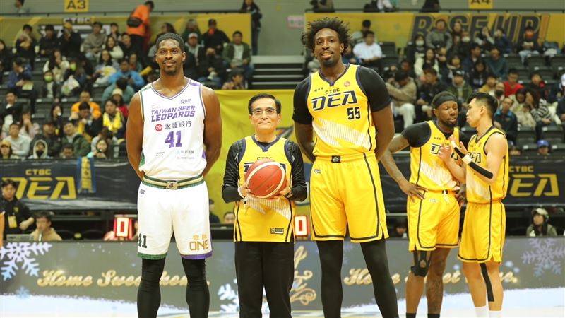 中信特攻邀海巡署長開球！穿「背號118球衣」登場 背後含義曝光了 | 社會 | 三立新聞網 SETN.COM