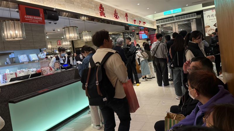 現場直擊／20萬人湧101跨年！鼎泰豐5點就停抽號碼「130組等三小時」 | 生活 | 三立新聞網 SETN.COM