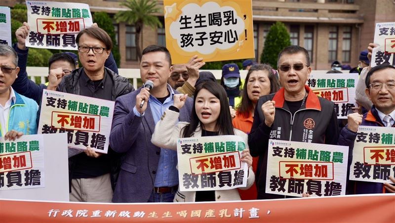 「班班有鮮乳」喊卡教團家長陳情張嘉郡：政策失誤不能由孩子承擔 | 政治 | 三立新聞網 SETN.COM