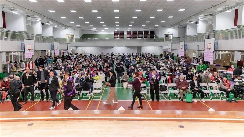 寒流送暖！台北市小英之友會為港湖「1100戶弱勢家庭」送上關懷 | 政治 | 三立新聞網 SETN.COM