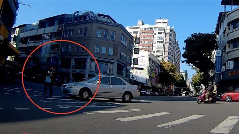 台中65歲婦開車「鏟走」斑馬線上行人！下車辯：完全沒看到人 | 社會 | 三立新聞網 SETN.COM