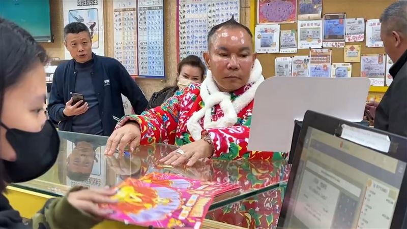 吊車大王撒228萬玩2千元刮刮樂！60本刮完「中獎率僅6成4」：超扯、超扯 | 娛樂星聞