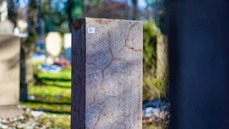 超毛！公墓1000多塊墓碑驚見神秘「QR Code貼紙」 警追真相傻眼 | 國際 | 三立新聞網 SETN.COM