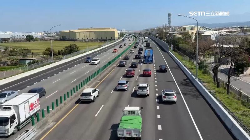 國道塞爆！228連假人潮多3成 清水服務區湧「車海」 | 生活 | 三立新聞網 SETN.COM