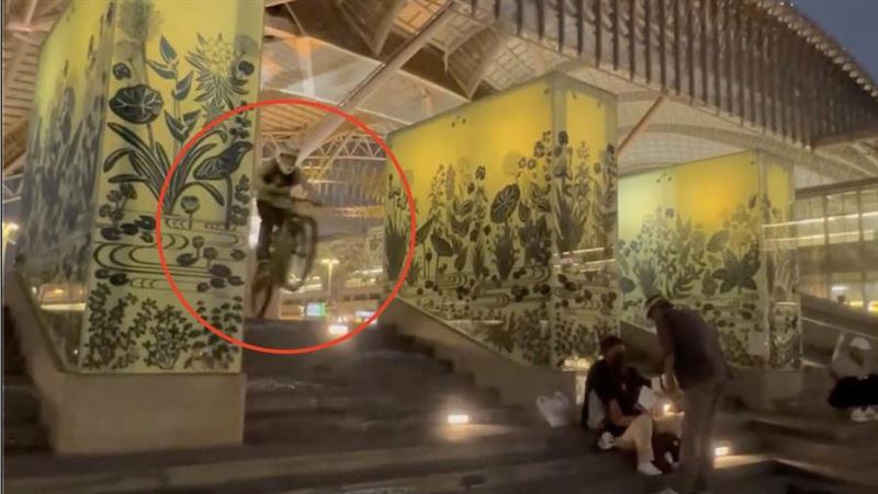 台中車站變極限運動場？單車2F飛躍1F炫技⋯險撞人群 警方要查了 | 社會 | 三立新聞網 SETN.COM