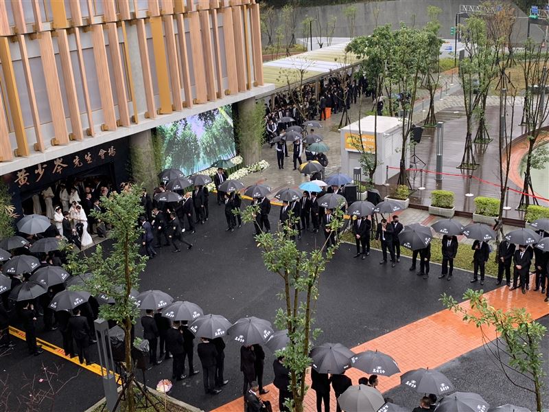 竹聯幫主「么么」告別式千人送行 北市400警進駐二殯維安 | 社會 | 三立新聞網 SETN.COM