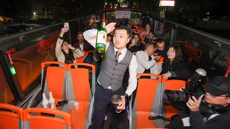 外國客玩台灣！250萬網紅團茶園採茶、「移動酒吧」夜遊台北101 | 生活 | 三立新聞網 SETN.COM