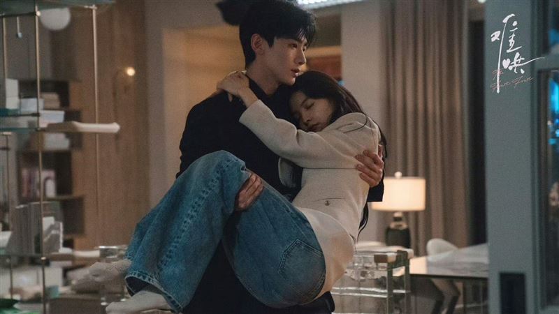 白敬亭《難哄》被瞿友寧「扒光」 激情撲倒章若楠！竟是導演親自示範 | 娛樂星聞