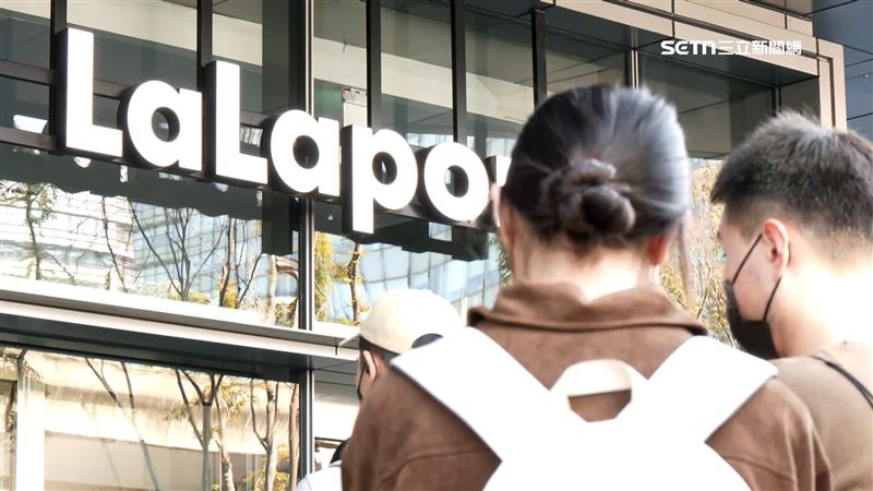 南港LaLaport首週末「貪食蛇人潮」再現 凌晨2點高雄北上搶頭香 | 生活 | 三立新聞網 SETN.COM