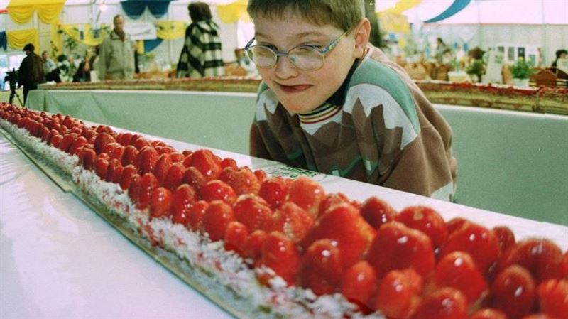 世界之最／法甜點師用350kg草莓、4000蛋 打造「122公尺」最長草莓蛋糕 | 新奇 | 三立新聞網 SETN.COM