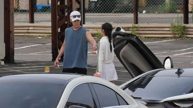 才否認復合⋯GINO貼心幫忙夏宇禾 開車進入女方住處 | 娛樂星聞