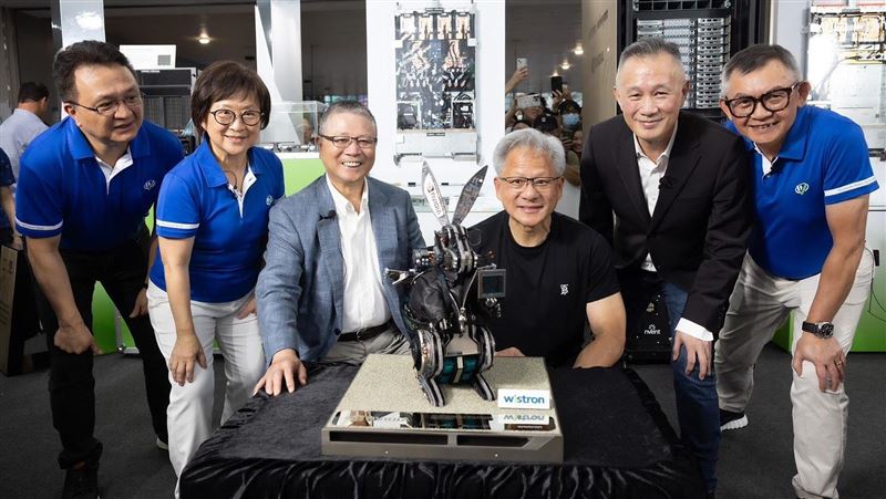 COMPUTEX全場高潮！AI機器兔致敬黃仁勳 貼心緯穎還幫兔子穿皮衣夾克 | 財經 | 三立新聞網 SETN.COM