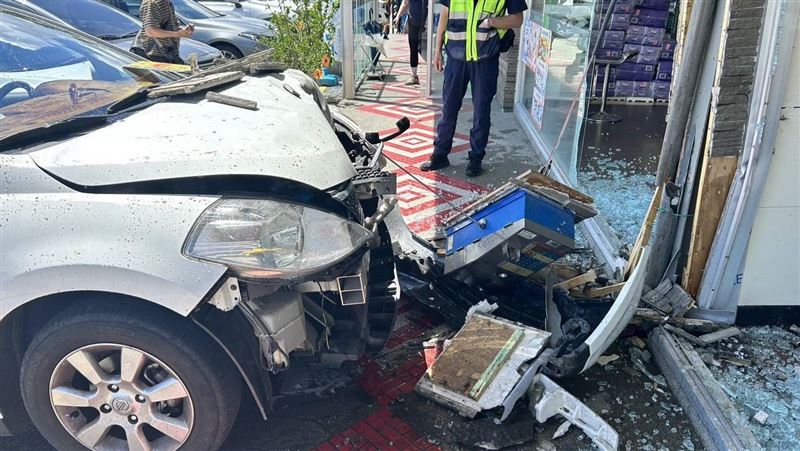 轎車「直直衝」撞進超商！桌椅貨架全撞倒 68歲婦人辯：踩無煞車 | 社會 | 三立新聞網 SETN.COM