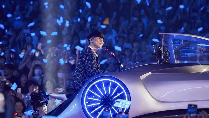 林俊傑拚了！800萬超跑開進大巨蛋 緊牽辣妹「身份曝光」 | 娛樂星聞