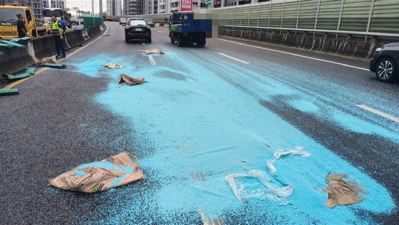 台74驚傳事故！貨車自撞衝破分隔島物品散落 車道染成夢幻藍色 | 社會 | 三立新聞網 SETN.COM