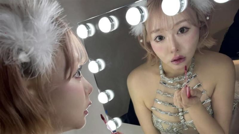 被洗腦「脫衣服才能取悅大家」 濱崎真緒憶13年女優生涯：大腦死掉 | 娛樂星聞