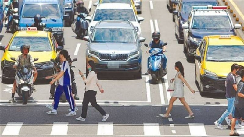 汽機車等紅燈「做1動作」秒噴1800元 提訴訟吞敗 | 社會 | 三立新聞網 SETN.COM