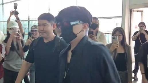 GD要來了！「全身黑現身」仁川機場陷混亂 韓媒驚呼「癱瘓級送機潮」 | 娛樂星聞 | 三立新聞網 SETN.COM