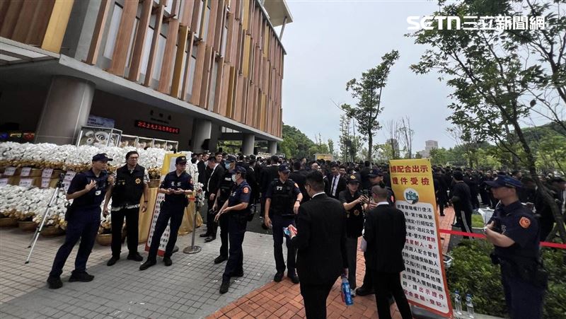 上百警力約制！竹聯東堂幹部父告別式 逾800幫眾到場弔唁 | 社會 | 三立新聞網 SETN.COM