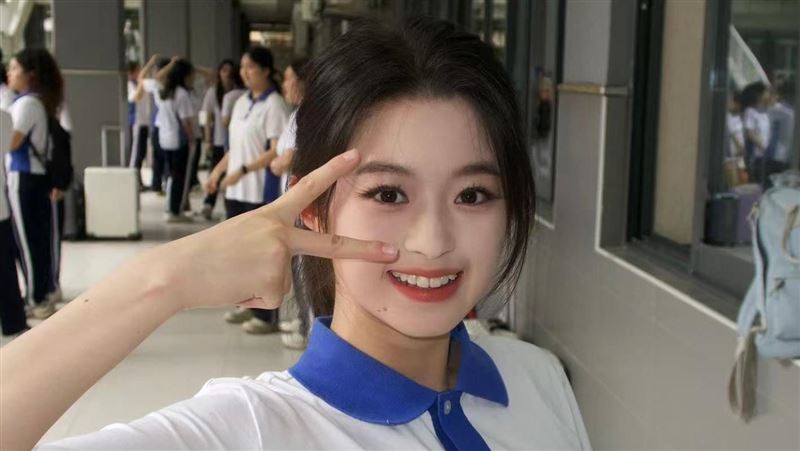 尷尬了！17歲女星炫富翻車「戴千萬耳環遭官方調查」被打臉只值400 | 娛樂星聞