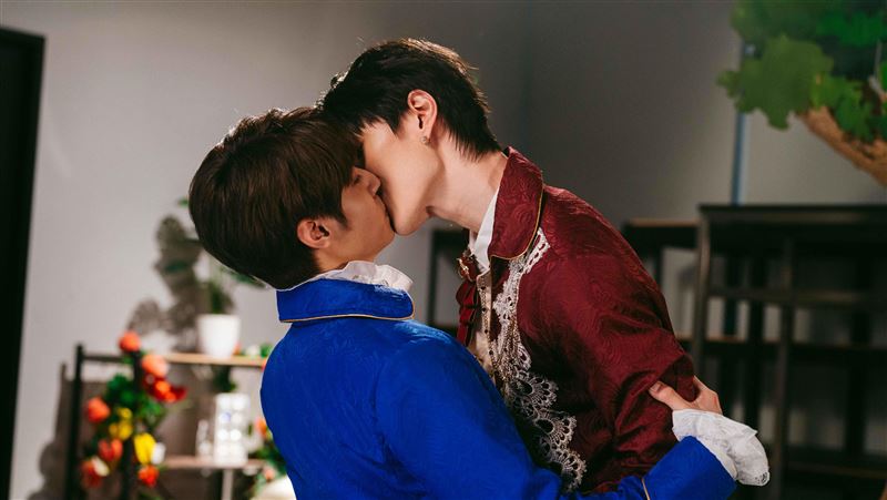 BL劇CP看電影亂摸！竟當場起反應噴鼻血 曖昧調情問：互相幫忙一下？ | 娛樂星聞