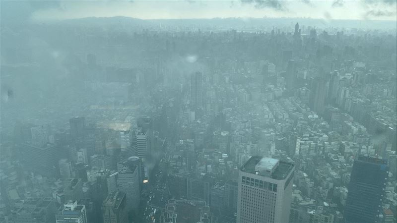 獨家／雷雨突襲！黑雲籠罩101台北視角曝光 如軍隊掃射般雨彈狂炸 | 生活 | 三立新聞網 SETN.COM