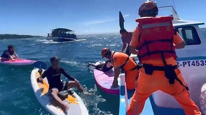 小琉球SUP團遭海流推離岸 海巡漁民觀光船合力救回12人 | 社會 | 三立新聞網 SETN.COM