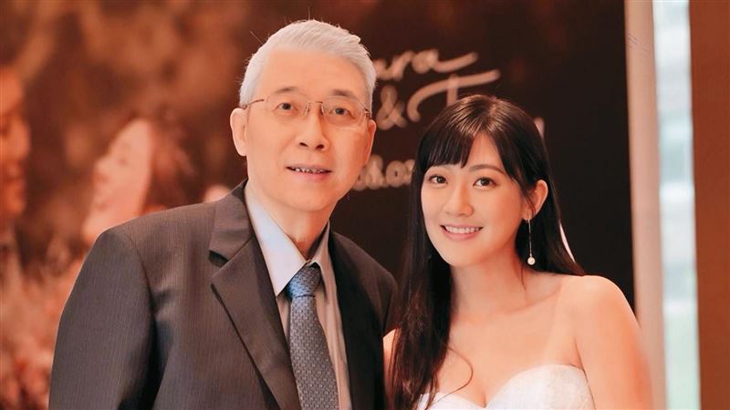 成長影片網路暴紅 林逸欣婚禮「神物」精油膏遭秒殺！急AI寫程式助爸 | 娛樂星聞 | 三立新聞網 SETN.COM