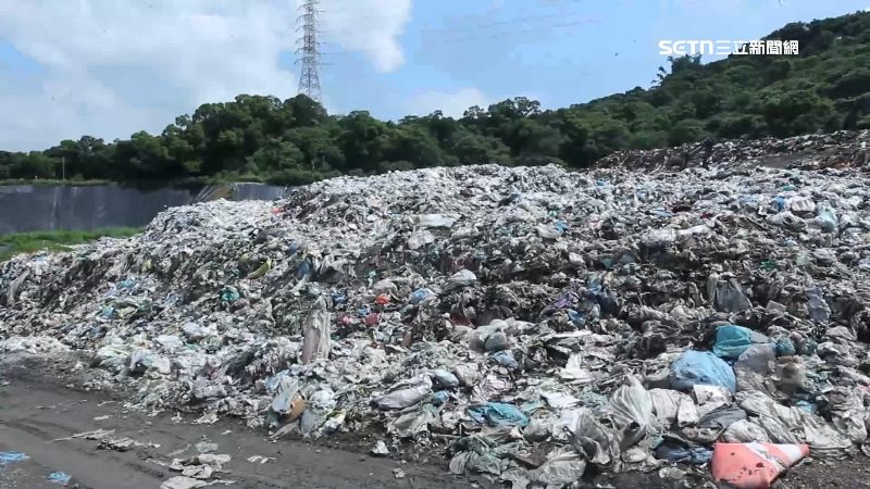 畫面曝光！台中大里驚人垃圾山 82萬噸2042年才能清完 | 政治 | 三立新聞網 SETN.COM