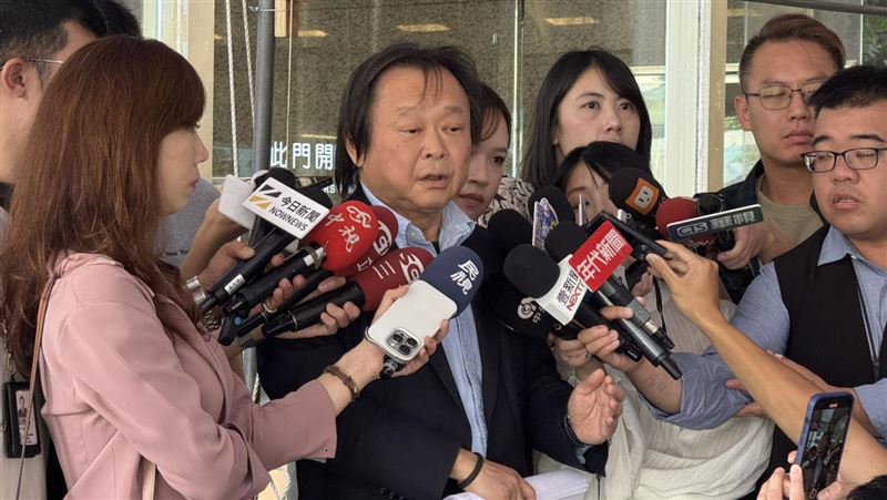 巧遇徐巧芯裝粉絲會合照？王世堅秀「一手勢」酸爆：她不比這樣都OK | 政治 | 三立新聞網 SETN.COM