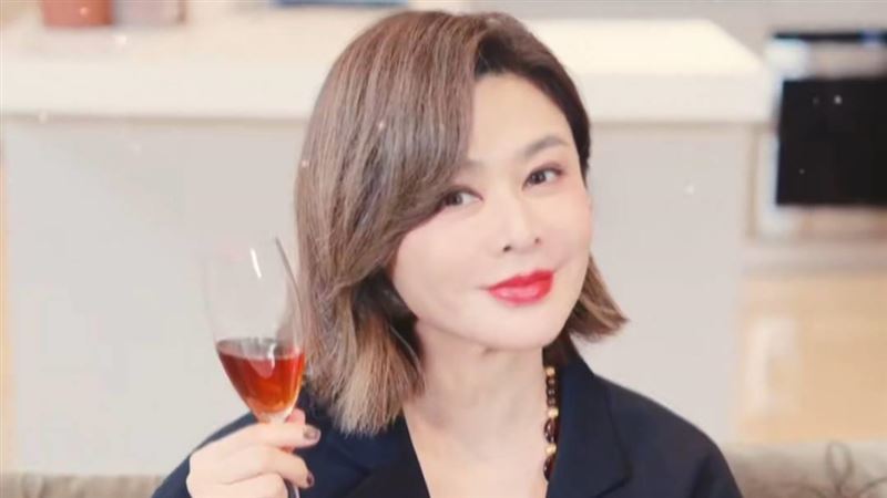 才被指戀愛腦！關之琳露面慶生「臉圓一圈」 63歲真實近況曝光了 | 娛樂星聞