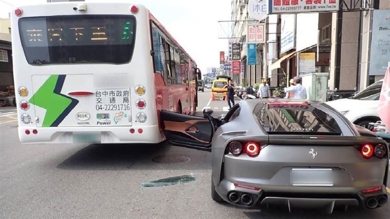違停又三寶式開車門！「1800萬法拉利」遭公車撞爆毀了 維修費恐破百萬 | 社會 | 三立新聞網 SETN.COM