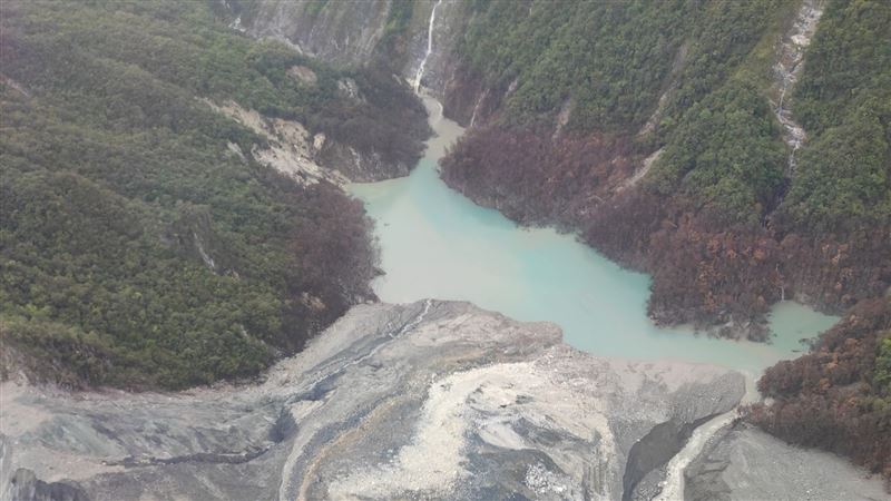 最新空拍影片曝光！堰塞湖壩體持續下切 蓄水量仍有700萬噸 | 社會 | 三立新聞網 SETN.COM