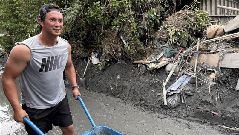 中職／棒球情人直接化身救災情人！高國輝「麒麟臂」Man爆、網呼又戀愛 | 運動 | 三立新聞網 SETN.COM