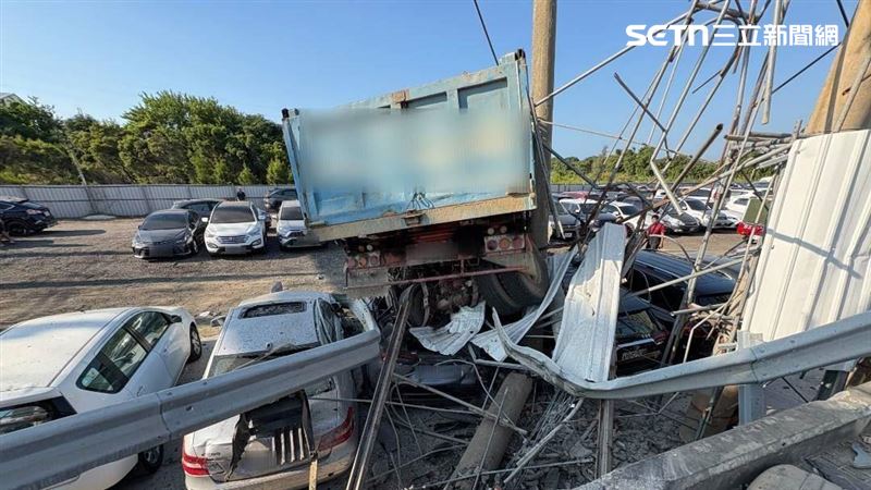 快訊／下國道撞進停車場⋯大車「壓扁休旅車」懸空飄浮2F！斷桿砸爛賓士 | 社會 | 三立新聞網 SETN.COM