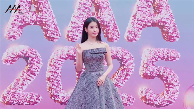 IU AAA壓軸登場！髮絲飄逸美到像拍畫報 - 鏡週刊 Mirror Media