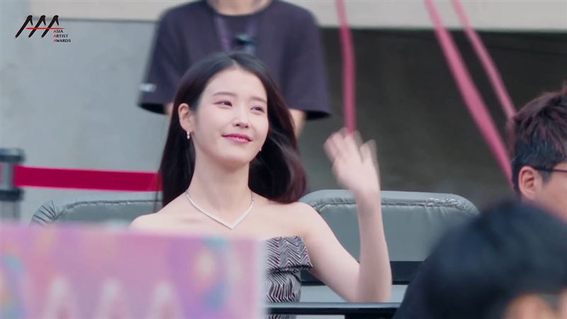 IU AAA壓軸登場！髮絲飄逸美到像拍畫報 - 鏡週刊 Mirror Media