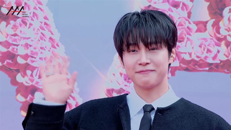 IU AAA壓軸登場！髮絲飄逸美到像拍畫報 - 鏡週刊 Mirror Media